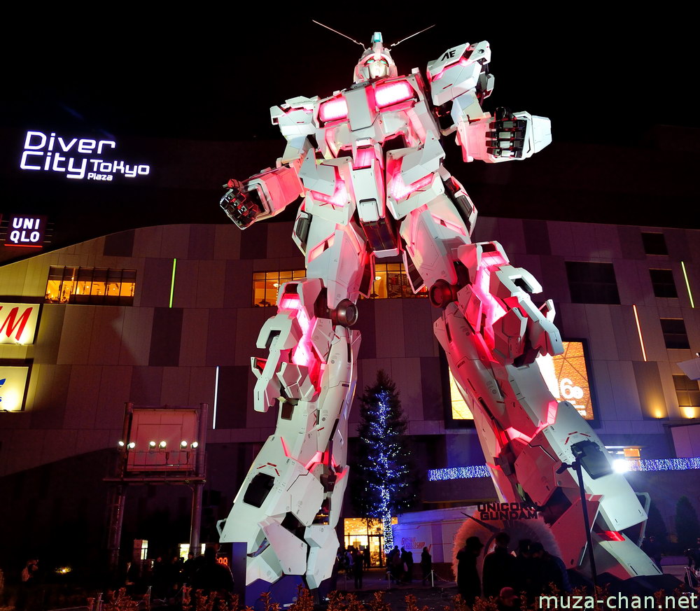 Life size Unicorn Gundam By Night Life size Unicorn Gundam By Night